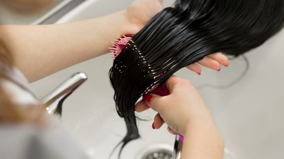 6 Reasons Why Your Hair Curls At The End, and How To Fix The Curl ...